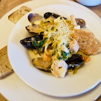 LOCALS - Updated March 2025 - 86 Photos & 102 Reviews - 1760 Riverside ...