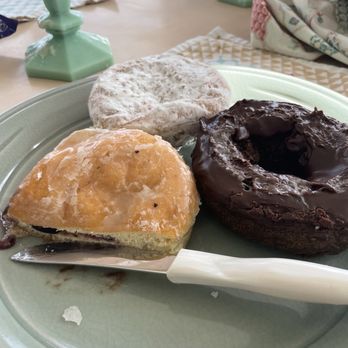 FLANDERS DONUT & BAKE SHOP - Updated October 2025 - 128 Photos & 177 ...