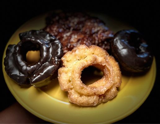 DAILY DONUTS - Updated December 2025 - 63 Photos & 131 Reviews - 1075 ...