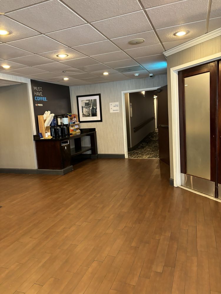 HOLIDAY INN EXPRESS - Updated December 2025 - 31 Photos & 19 Reviews ...