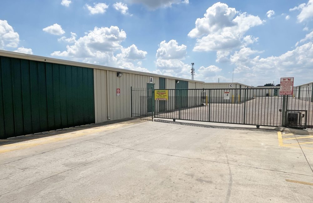 LOCKAWAY STORAGE - Updated July 2024 - 19 Photos - 8223 W Loop 1604 N ...