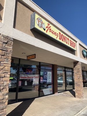 YOUNG DONUTS - Updated September 2025 - 72 Photos & 141 Reviews - 1043 ...