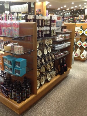 LAMONTS GIFT & SUNDRY SHOPS - Updated July 2024 - 100 Holomoana St ...