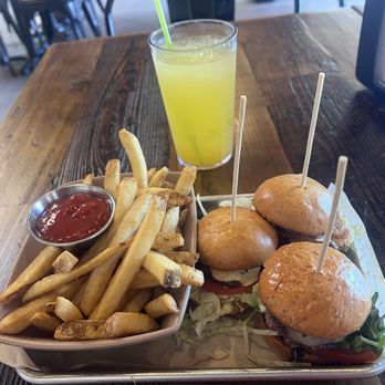 BURGER BENCH - Updated August 2025 - 156 Photos & 83 Reviews - 230 Main ...