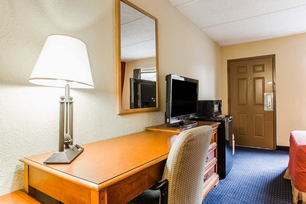 RODEWAY INN - Updated October 2024 - 17 Photos - 3601 Brookshire Blvd ...