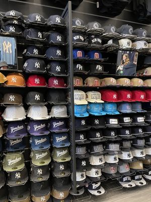 YANKEE CLUBHOUSE SHOP - Updated January 2026 - 28 Photos & 18 Reviews ...