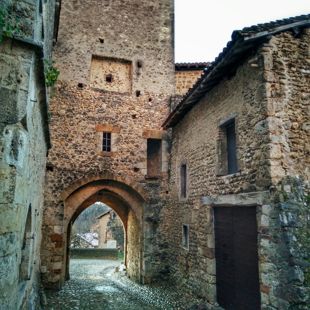 CITÉ MÉDIÉVALE - 32 Photos - Entré de la cité, Pérouges, Ain, France ...