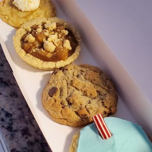 CRUMBL COOKIES - NORTH NAPERVILLE - 59 Photos & 28 Reviews - 1504 N ...