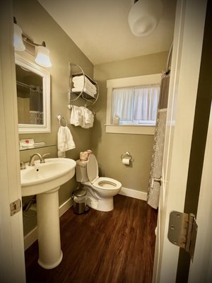 PLEASANT INN - Updated October 2025 - 108 Photos & 165 Reviews - 235 ...