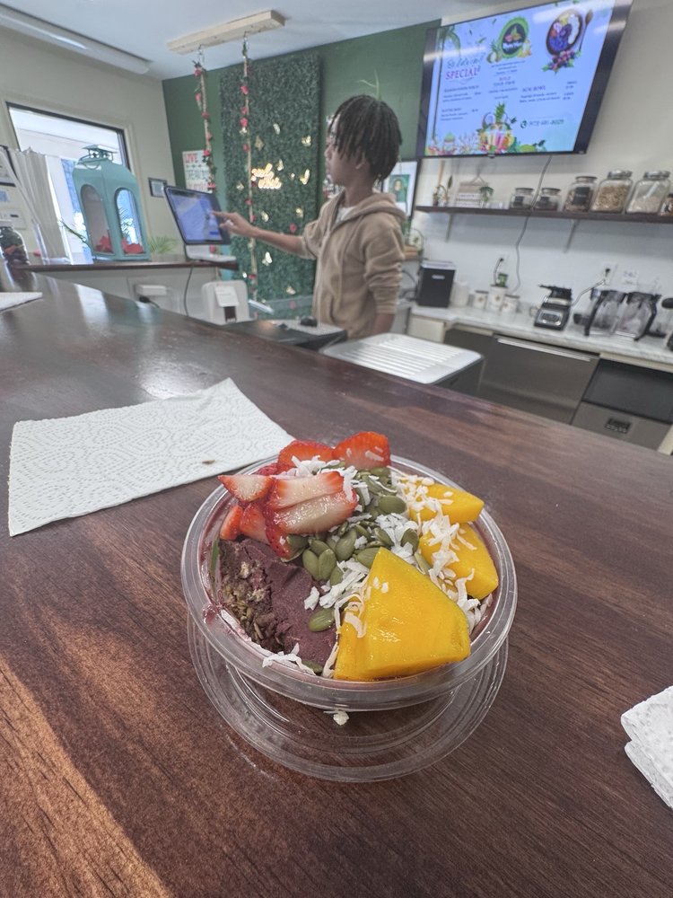 NATURAW SMOOTHIE BAR & CAFE - Updated December 2025 - 4133 Whitney Ave ...