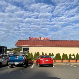 BETWEEN ROUNDS BAGEL DELI & BAKERY - Updated October 2025 - 102 Photos ...