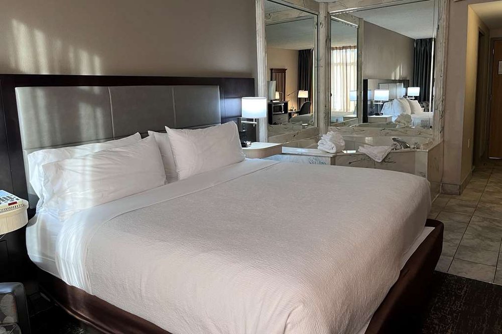 HOLIDAY INN SOUTHGATE - Updated December 2025 - 37 Photos & 39 Reviews ...