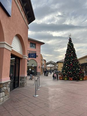 OUTLETS AT TEJON - Updated December 2025 - 547 Photos & 312 Reviews ...