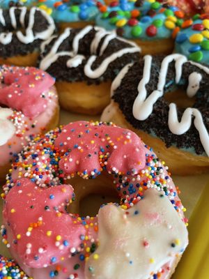 ROBIN’S SNOWFLAKE DONUTS & CAFE - Updated June 2024 - 603 Photos & 261 ...