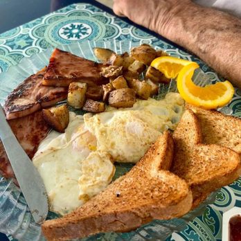 CUTTYHUNK FISHING CLUB INN - Updated January 2026 - 18 Photos & 10 ...