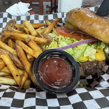 BIGLOW’S BURGERS - Updated March 2025 - 165 Photos & 142 Reviews ...