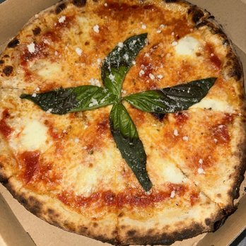 Luna pizza store