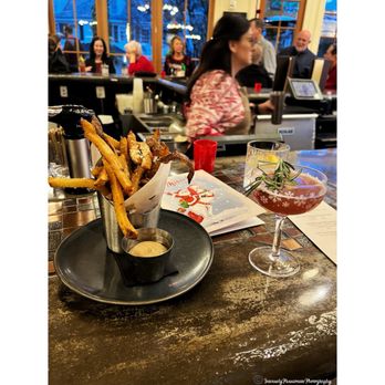 LOGAN INN - Updated August 2024 - 304 Photos & 215 Reviews - 10 W Ferry ...