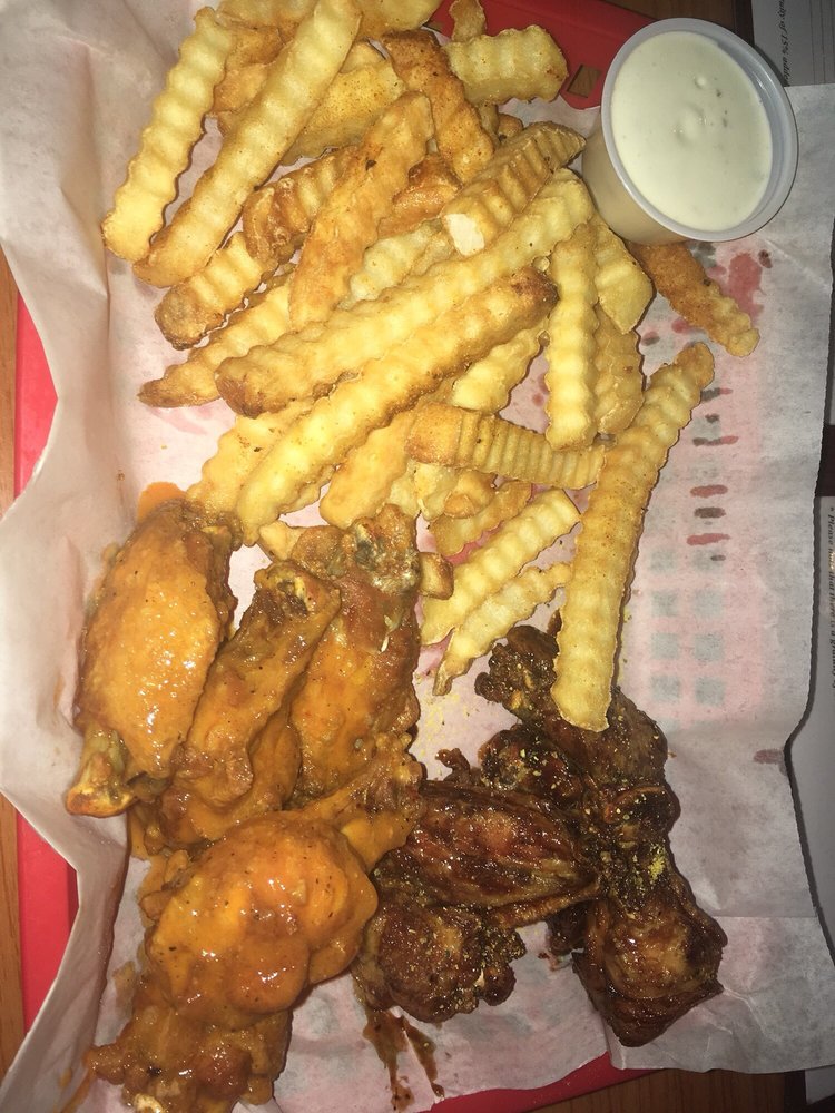 WINGERS SPORTS GRILL - 42 Photos & 35 Reviews - 7929 Vaughn Rd ...