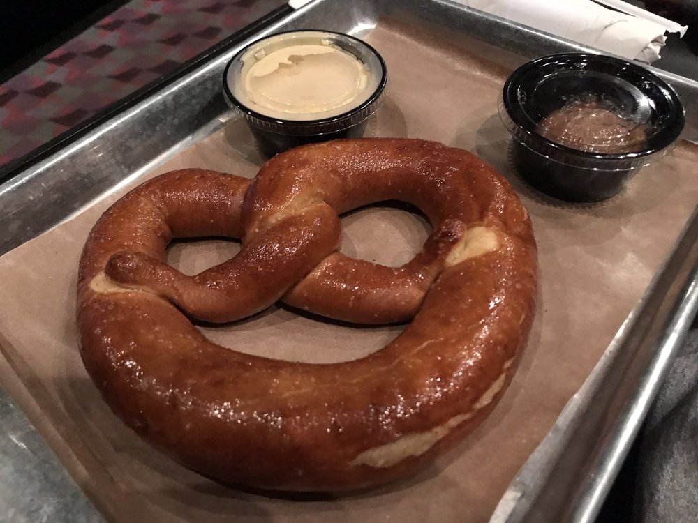 HOLLYWOOD PALMS A CINEMA BAR & EATERY - 380 Photos & 493 Reviews - 352 ...