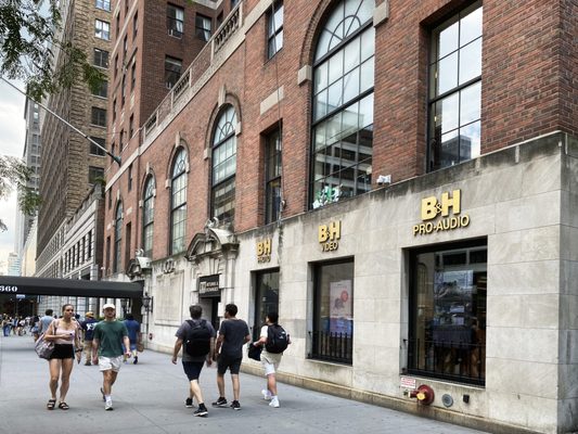 B&H PHOTO VIDEO - ELECTRONICS AND CAMERA STORE - Updated August 2025 ...