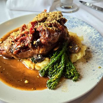 THE MAPLE LEAF - Updated August 2024 - 585 Photos & 391 Reviews - 137 ...