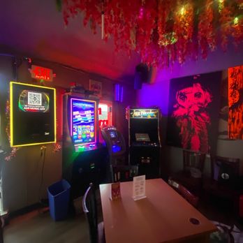 THE RED MAPLE - Updated January 2026 - 40 Photos & 17 Reviews - 100 W ...