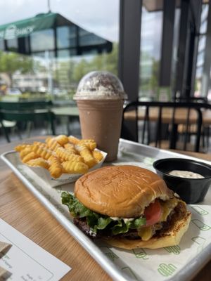 SHAKE SHACK TOWN & COUNTRY - Updated January 2026 - 26 Photos & 10 ...
