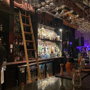 SIX STRINGS ON FRANKLIN - Updated October 2025 - 2131 W Franklin St ...