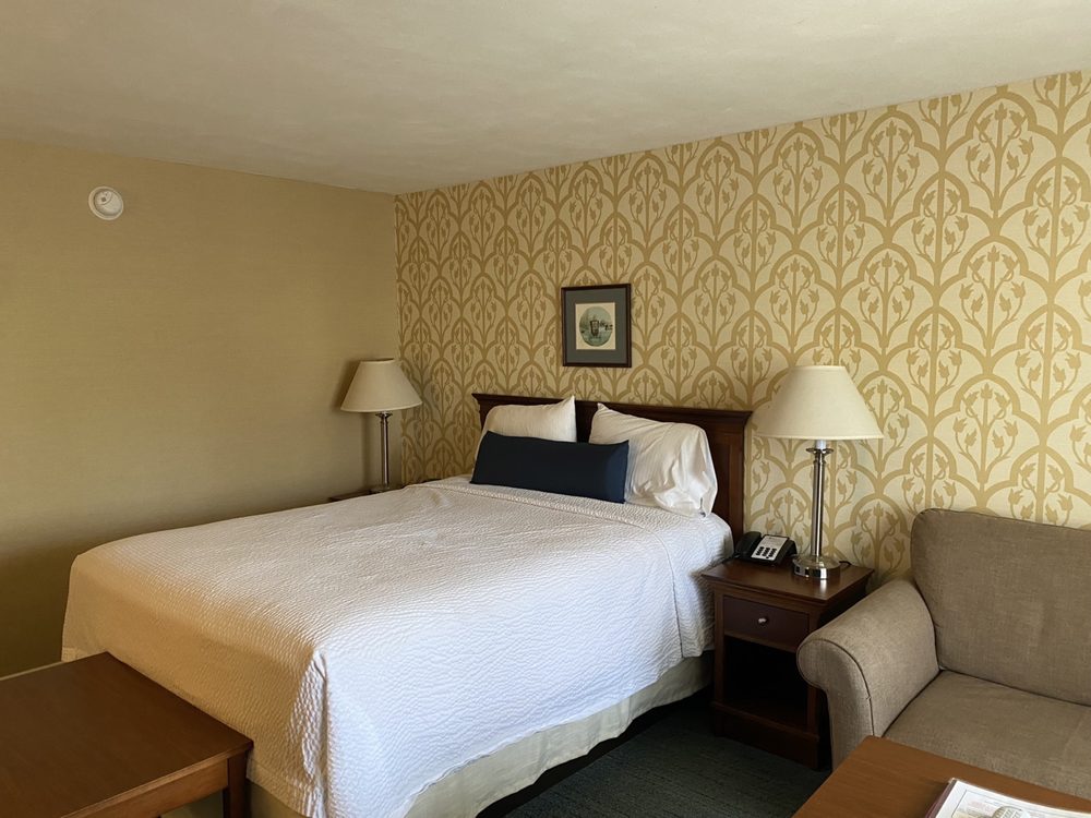 THE VILLAGE INN - Updated October 2025 - 32 Photos & 67 Reviews - 4979 ...