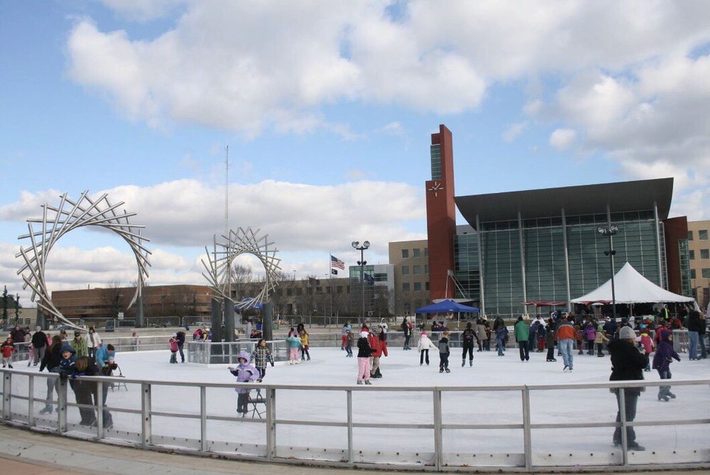 WARREN FUN FOUNTAIN AND ICE SKATING RINK - Updated July 2025 - 1 City ...