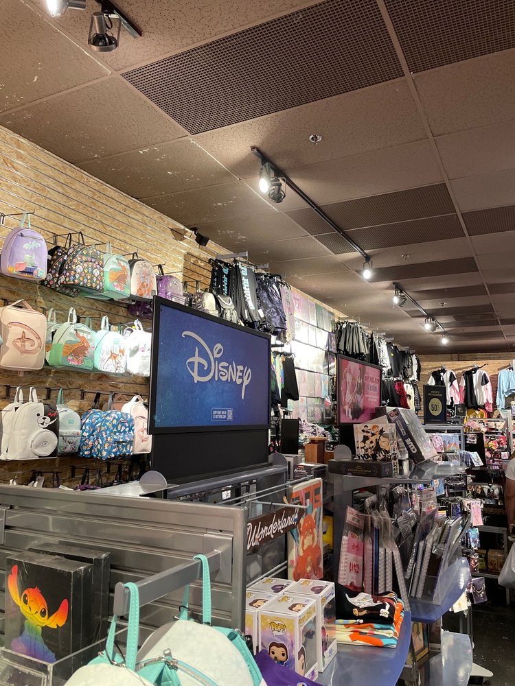 HOT TOPIC - Updated October 2025 - 14 Reviews - 11401 NW 12th Street ...