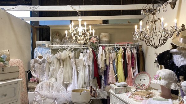 FLOWOOD ANTIQUE FLEA MARKET - Updated August 2024 - 1599 Photos & 19 ...