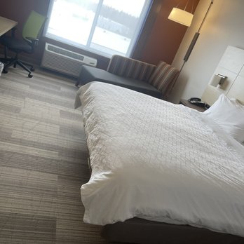 HOLIDAY INN EXPRESS & SUITES MEDFORD - Updated October 2024 - 40 Photos ...