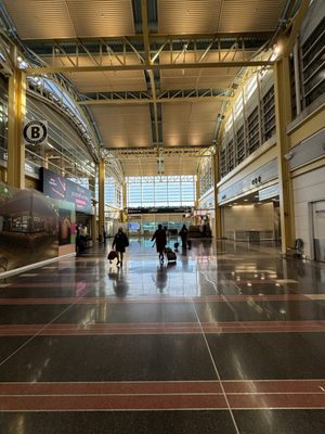 REAGAN NATIONAL AIRPORT - TERMINAL B - Updated December 2025 - 147 ...