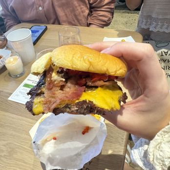 SHAKE SHACK THE TERMINAL - Updated August 2024 - 66 Photos & 24 Reviews ...