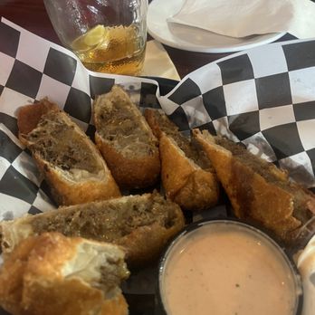 SIDELINES SPORTSBAR & GRILL - Updated July 2025 - 63 Photos & 181 ...