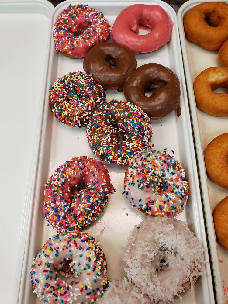 SNOWFLAKE DONUTS & BAKERY - 25 Photos & 35 Reviews - 1906 N Alexander ...