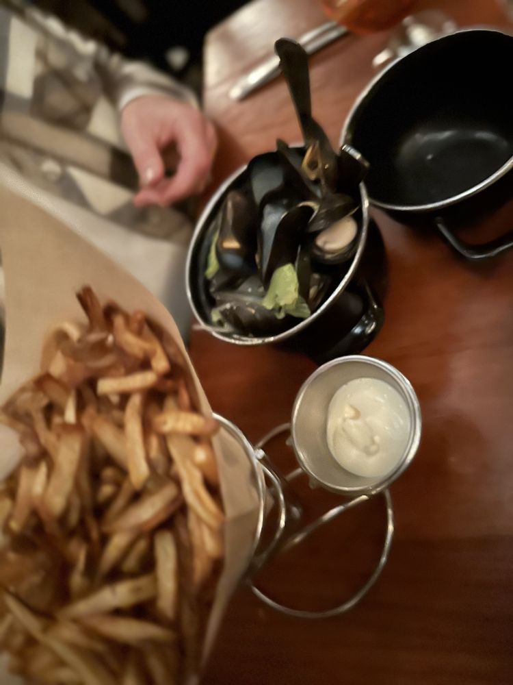 HOPLEAF BAR - Updated April 2025 - 1232 Photos & 2371 Reviews - 5148 N ...