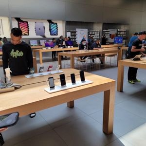APPLE VICTORIA GARDENS - 250 Photos & 979 Reviews - 12461 S Main St ...