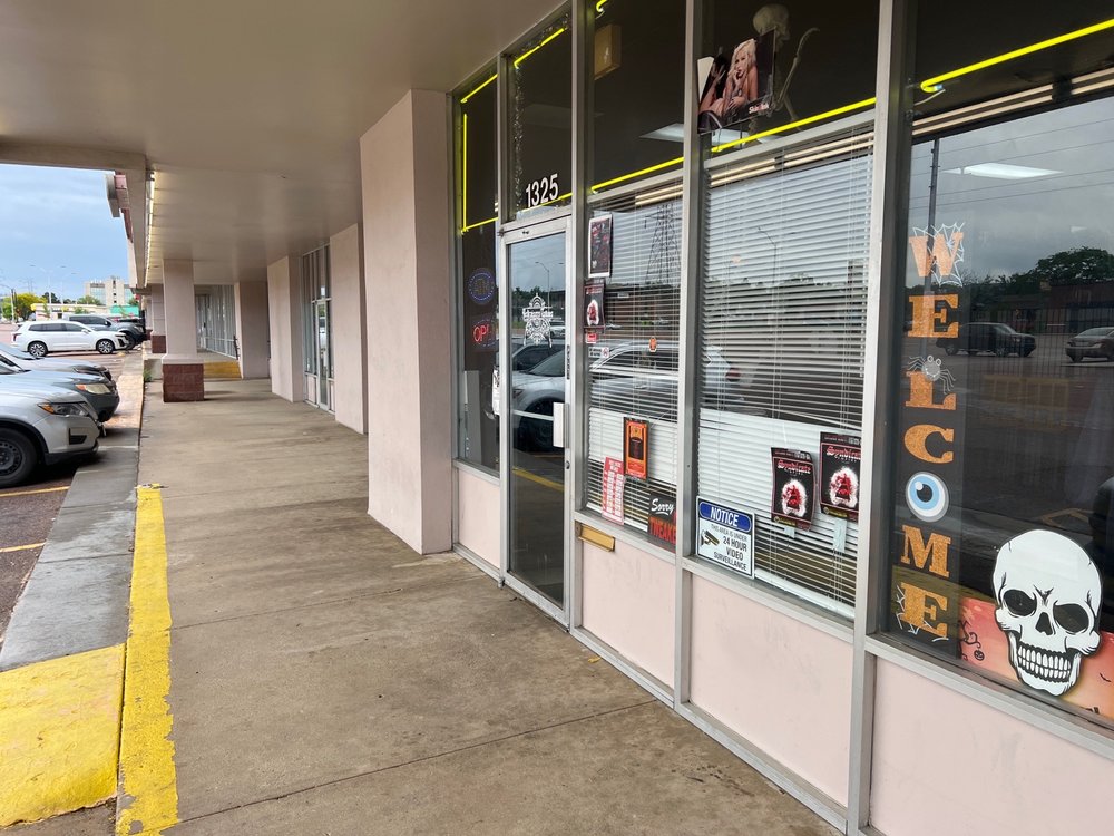 HELLRAISER TATTOO & PIERCINGS - Updated December 2025 - 13 Photos ...