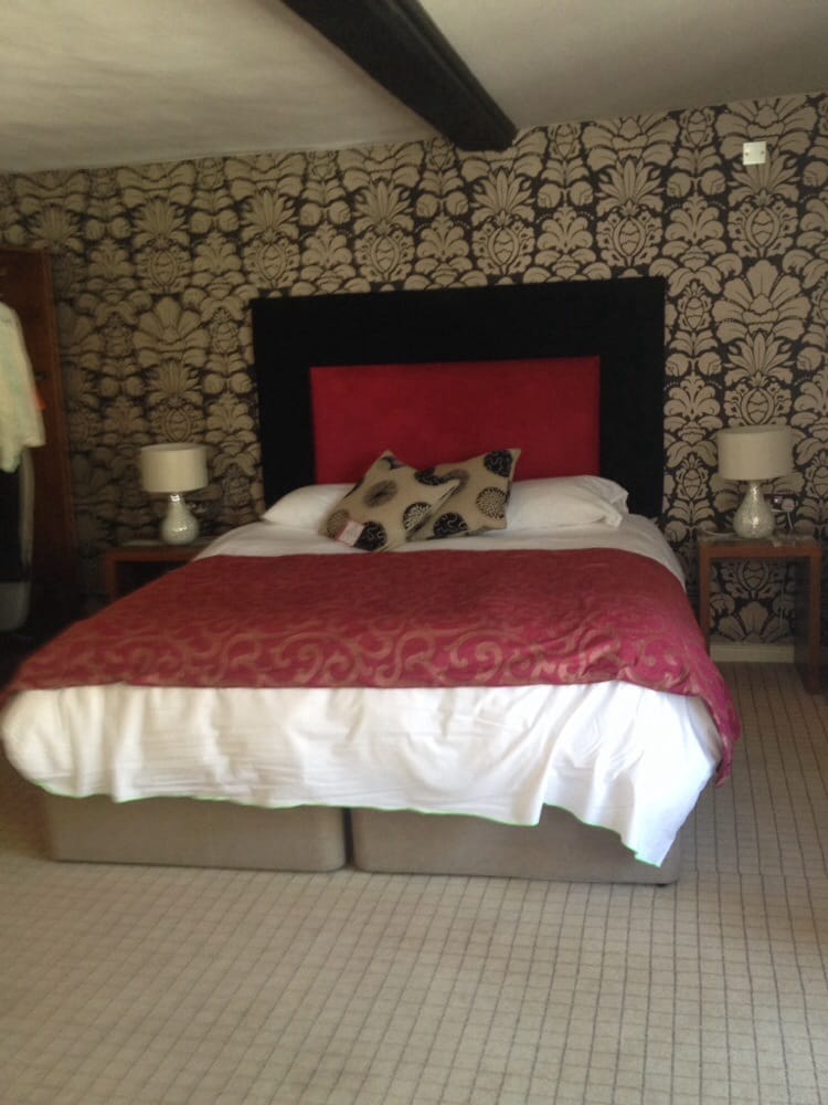 THE BEAR HOTEL - Updated March 2024 - 41 Charnham Street, Hungerford ...