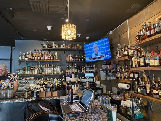 THE ALIBI BOURBON AND COCKTAIL LOUNGE - Updated May 2024 - 144 Photos ...