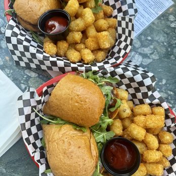 PIGNIC PUB & PATIO - Updated December 2025 - 688 Photos & 276 Reviews ...