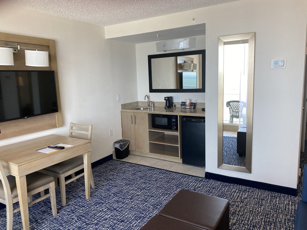 COMFORT SUITES BEACHFRONT - Updated April 2025 - 180 Photos & 85 ...