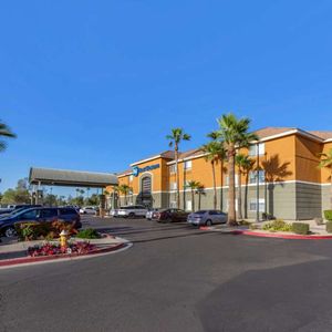 EMBASSY SUITES BY HILTON PHOENIX DOWNTOWN NORTH - Updated September ...