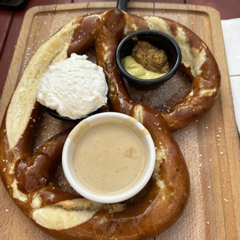 BERLINER PUB - Updated August 2024 - 731 Photos & 714 Reviews - 221 ...