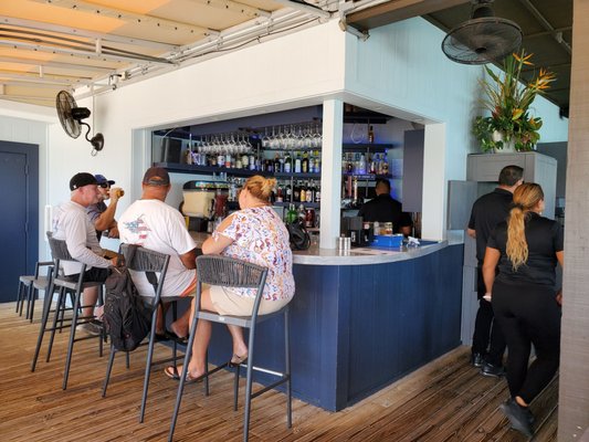 FLIPPERS ON THE BAY - Updated December 2025 - 883 Photos & 968 Reviews ...