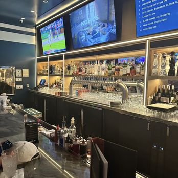 FLANKER KITCHEN + SPORTS BAR - Updated December 2024 - 348 Photos & 298 ...