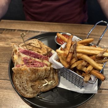 THREE ROSES TAVERN - Updated October 2025 - 69 Photos & 58 Reviews ...